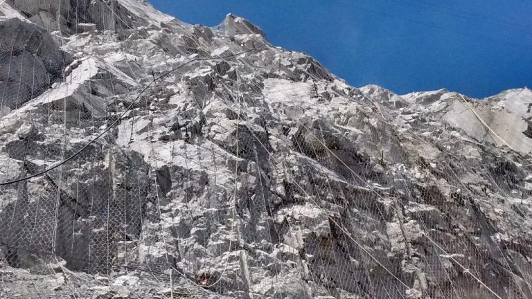 Protección de taludes rocosos con soluciones de mallas y barreras ...